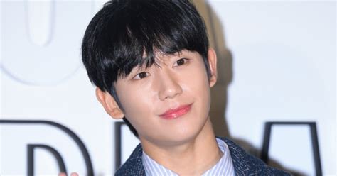 정해인 부드러운 손 인사 Se★포토