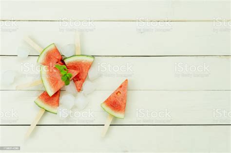 봄 여름 휴가 및 휴가 배경 개념음료와 테이블 상단 보기 과일 열대 어레인지슬라이스 수박 아이스크림 무늬를 현대의 흰색 나무에