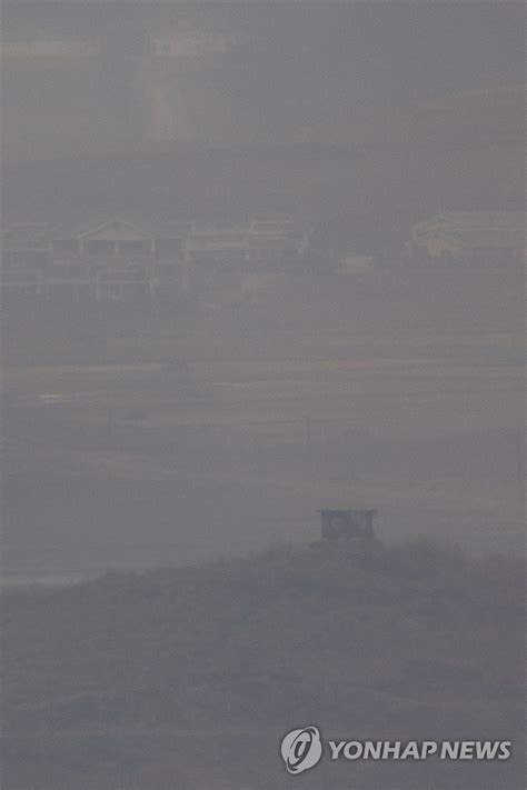 흐릿한 북한 황해북도 개풍군 일대 연합뉴스