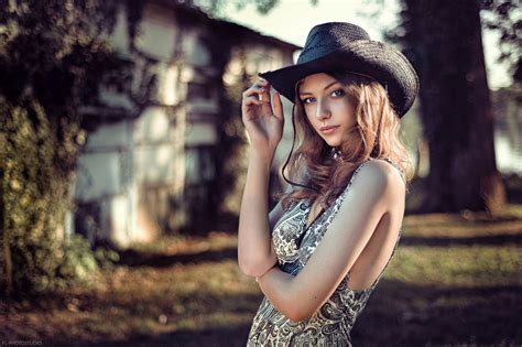 壁纸 面对 户外户外 妇女 模型 金发女郎 蓝眼睛 黑发 看着观众 帽子 连衣裙 磨坊 时尚 常设 弹簧 服装