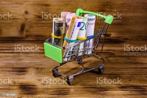 많은 사람들이 작은 장바구니에 지폐를 말아 주며 말았습니다 유로 미국 달러 우크라이나 어 흐리브니아 이집트 파운드 러시아 루블 100 달러 지폐 미국 지폐 통화에 대한 스톡