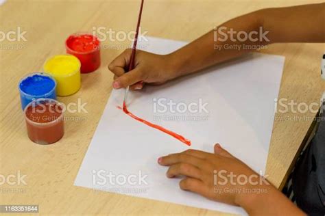 빨간색 노란색 갈색과 파란색 브러시와 컬러 페인트흰색 시트에 그림 소녀 어린이 공예품 학교로 돌아갑니다 0명에 대한 스톡 사진 및 기타 이미지 Istock