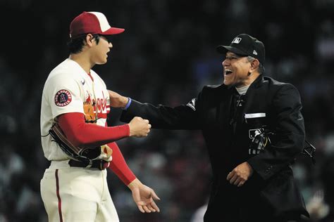 【写真】審判に“不正投球”を疑われる大谷翔平：中日スポーツ・東京中日スポーツ