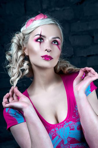 창의적인 인형 메이크업 두 땋은 아름 다운 금발 소녀 광택 있는 입술 핑크 해골 드레스를 입고 분홍색 할로윈 파티 Retouched 이미지를 닫습니다 갈색 머리에 대한 스톡