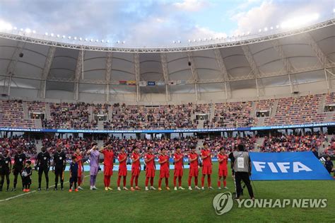 국기에 경례하는 U 20 대표팀 연합뉴스