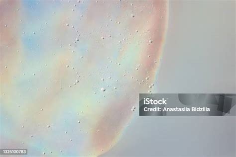 홀로그룩 텍스처에 거품이 있는 화장품 젤의 배경 텍스트 또는 디자인공간을 복사합니다 상단 보기 항균 액체 표면 배경이나 화장품 모형으로 좋습니다 기포에 대한 스톡 사진 및