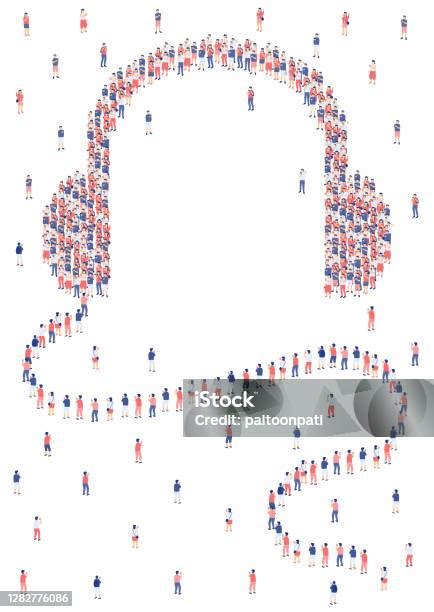 미니어처 군중 그룹에서 헤드폰 모양 사람들을위한 인터넷 광대역 기술 팟 캐스트 라디오 사람 개념 포스터 또는 복사 공간 벡터와 흰색 배경에 소셜 배너 디자인 일러스트 듣기에