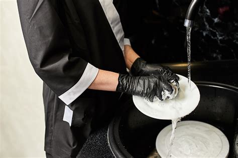 고무 장갑을 착용 한 전문 청소 서비스 회사 직원이 부엌의 싱크대에서 접시를 가까이서 씻고 소독하고 살균합니다 20 24세에 대한 스톡 사진 및 기타 이미지 Istock