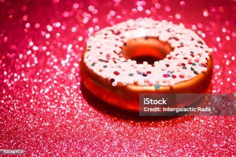 반짝이는 분홍색 Bokeh 배경에 구슬과 장식 조각으로 덮여 도넛 크리스마스 트리 장난감 0명에 대한 스톡 사진 및 기타 이미지 0명 개념 개념과 주제 Istock