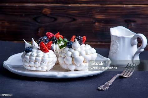 섬세 한 흰 접시에 신선한 딸기와 머 랭 디저트 파블로 클로즈업입니다 웨딩 케이크입니다 거품 내기에 대한 스톡 사진 및 기타