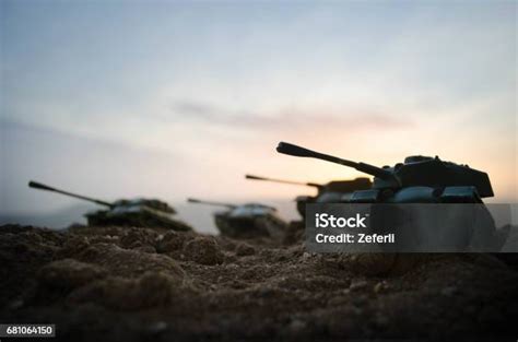 전쟁 개념 전쟁 안개 하늘 배경에 장면 싸우는 군사 실루엣 차 세계 대전 군인 밤에 흐린 스카이 라인 아래 실루엣 공격 장면