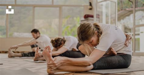 방에서 요가를 하는 한 무리의 사람들 사진 Unsplash의 무료 리시케시 이미지