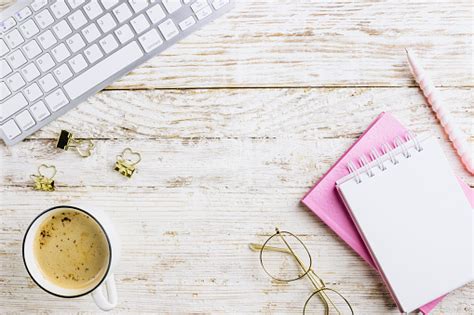 홈 오피스 데스크 계획 쓰기 또는 스케치 개념 빈 페이지 커피 한 잔과 흰색 소박한 나무 배경에 분홍색 장식으로 덮여 도넛 오픈