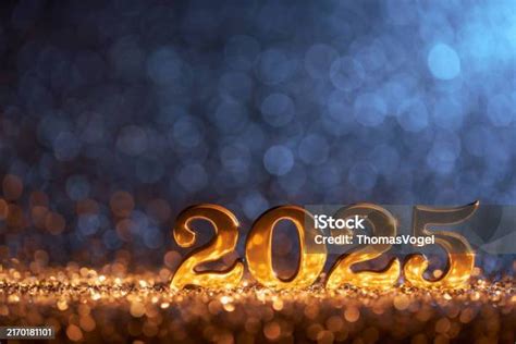 빛나는 파란색과 금색 보케 배경이 있는 반짝이는 표면에 빛나는 황금색 2025 숫자 2025년에 대한 스톡 사진 및 기타 이미지 2025년 12월 31일 파란색