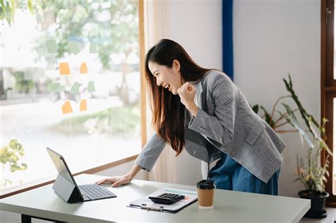 아시아 비즈니스 여성은 태블릿 노트북 및 사무실에서 메모를하는 작업에 기뻐하고 행복합니다 거래자에 대한 스톡 사진 및 기타 이미지 Istock
