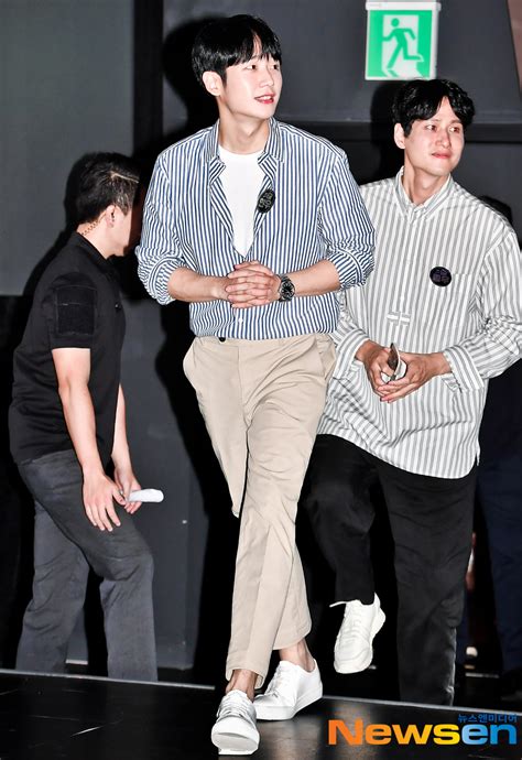 정해인 만원 관객 바라보며 젠틀한 미소가 절로 포토엔hd