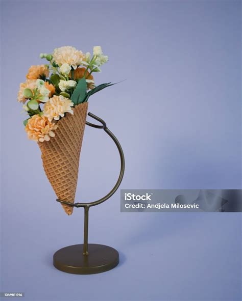 보라색 배경에 꽃 아이스크림 콘 최소한의 여름 개화 아이디어 0명에 대한 스톡 사진 및 기타 이미지 0명 개념 개념과 주제 Istock