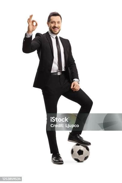 검은 양복을 입은 남자의 전체 길이 초상화와 축구공 몸짓을 하는 축구공에 다리 가득 찬에 대한 스톡 사진 및 기타 이미지 가득 찬 공 스포츠 장비 긍정적인 감정 표현