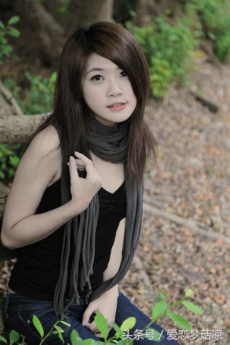 山間路軌邊等待著的青春少女 每日頭條