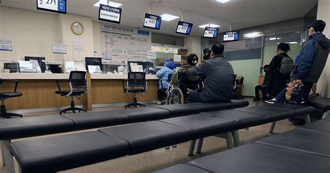 텅 빈 병원 접수창구