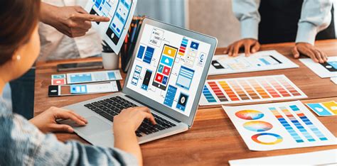 창의적인 프론트엔드 개발자가 Ui 디자인을 브레인스토밍합니다 관찰 테크놀로지에 대한 스톡 사진 및 기타 이미지 테크놀로지