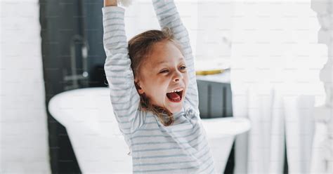 집에서 밝은 욕실에서 장난감을 가지고 재미있게 놀고 있는 귀여운 소녀 사진 Unsplash의 욕실 이미지