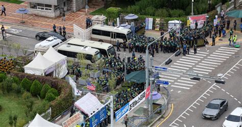 [속보] 국회의사당역 1·6번 출구 폐쇄…시위대 국회 진입 시도