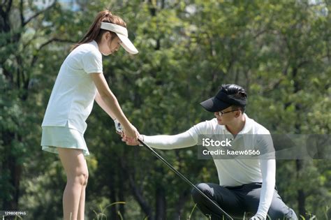 골프 트레이너는 연습 공원에서 골프를 치는 젊은 여성을 위해 재생하는 기초를 가르치고 비즈니스 인을위한 좋아하는 스포츠 골프에 대한 스톡 사진 및 기타 이미지 Istock