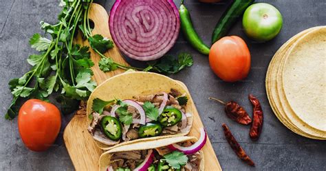 멕시코 시티의 돼지 고기 카르니타 토르티야 아보카도 양파 실란트로를 곁들인 멕시코 거리 타코 재료 사진 Unsplash의 고추 이미지