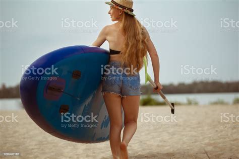 젊은 매력적인 여자는 패들 보드 Sup를 운반합니다 활동적인 삶 스포츠 레저 활동 컨셉 개념에 대한 스톡 사진 및 기타 이미지 Istock