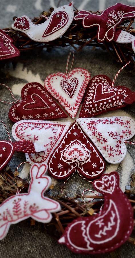 Елочные новогодние игрушки с вышивкой Сердце из фетра с выш… Деревенские рождественские