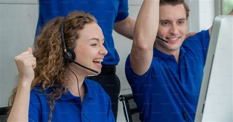 헤드셋을 착용한 사업가들이 사무실에서 일하는 것을 축하합니다 콜센터 텔레마케팅 고객 지원 상담원은 전화 화상 회의 서비스를 제공합니다 사진 Unsplash의