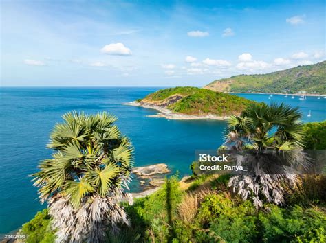 놀라운 바다 경치보기 해변과 바위에 부딪히는 파도 푸켓 섬 태국의 공중 전망 열대 바다 표면 여행 및 비즈니스 투어 웹 사이트