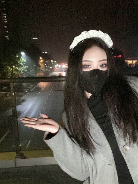 喵呜 on twitter 天桥露出打卡第一弹 啊风太大了，吹的脑瓜子嗡嗡的，头发也被吹的乱七八糟。 新地点露出打卡 ，虽然下面马路上抬头就能看到，很害怕，但还是努力去尝试啦。 等下拍完再