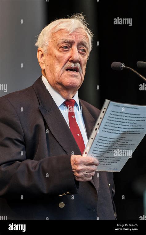 London Uk 11 November 2015 Actor Bernard Cribbins Reads A War Poem