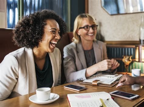 무료 이미지 아프리카 사람 아프리카 계 미국인 미국 사람 아름다운 검은 금발 아침 식사 모임 사업 비즈니스 우먼 카페 코카서스 사람 채팅 커피 컵