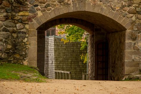 집 밖의 가을 건물 건축 경치 고대의 공원 관광 관광 명소 국가 녹색 녹색 단풍 돌 돌담 떨어지다 랜드마크 러스틱 모래길 문화 유산 벽돌