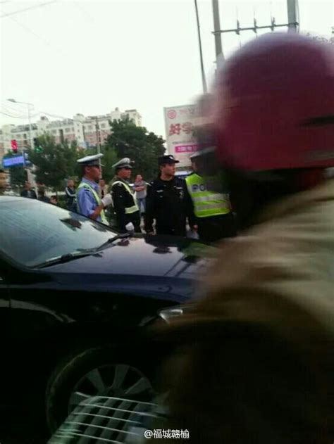 贛榆最美交警為學生擋住違章車輛 每日頭條