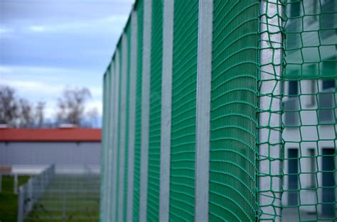 학교에서 볼 게임을위한 다기능 야외 놀이터 라인이있는 플라스틱 카펫에서 녹색 인조 잔디 농구 농구와 축구 목표 높은 그물과 가드레일을 잡는 주변 0명에 대한 스톡 사진 및