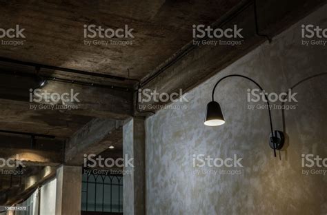 로프트 스타일의 그런지 콘크리트 시멘트 벽에 검은 램프 0명에 대한 스톡 사진 및 기타 이미지 0명 가구 가정의 방 Istock
