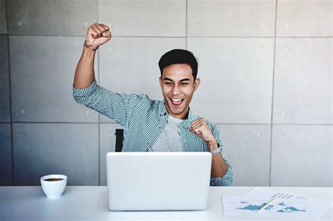 소규모 비즈니스와 성공적인 개념입니다 젊은 아시아 사업가 다행 컴퓨터 노트북 자신의 비즈니스 목표를 달성에서 좋은 소식 또는 높은 수익을 받을 수 있습니다 축 하 성공에