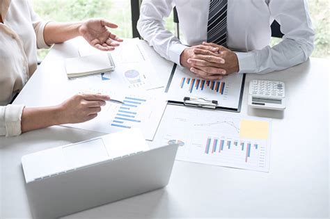 파트너 재무 및 회계 개념과의 비즈니스 만들기 대화의 투자 프로젝트 작업 및 전략 기획 회의에 대한 경영진 비즈니스 팀 프리젠