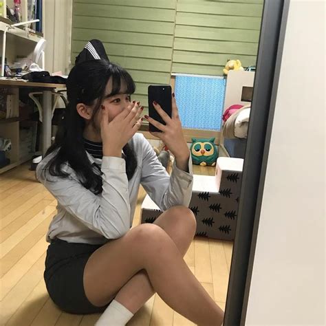 이미지 사람 1명 앉아 있는 중 신발 실내 교복 교복 치마 한국 소녀