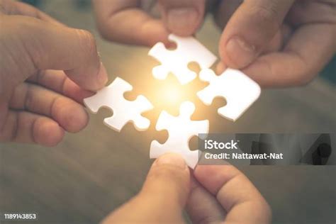 비즈니스 세부 정보 흐림의 팀 워크입니다 직소 퍼즐을 연결하는 다양한 사람들의 클로즈업 손 모임에 대한 스톡 사진 및 기타 이미지 모임 비즈니스 체크무늬 셔츠