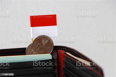 미니 인도네시아 국기와 함께 1000 루피아의 두 동전 흰색 바탕에 검은 지갑에 막대기 강철에 대한 스톡 사진 및 기타 이미지 강철 개념 개념과 주제 Istock