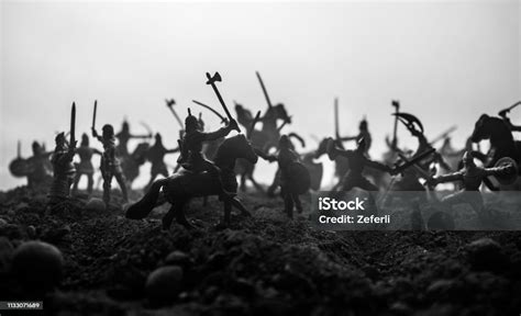 기병과 보병과 중세 전투 장면 별도의 개체로 인물의 실루엣 일몰 안개 배경에서 전사 사이에 싸움 선택적 초점 The Crusades에 대한 스톡 사진 및 기타 이미지