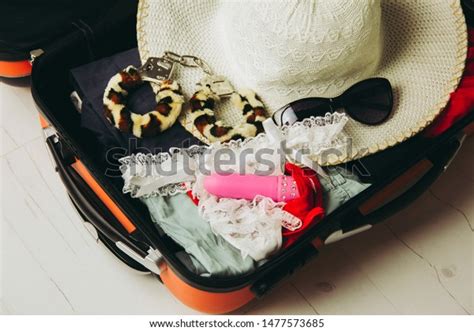 セックスおもちゃのコンセプトで旅旅行に行く時に荷物の中に性のおもちゃを詰め込むの写真素材今すぐ編集 1477573685