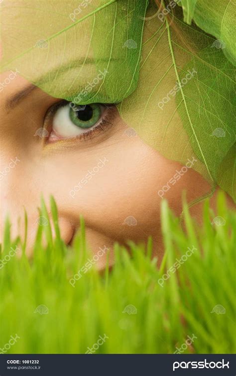 زن جوان خندان که در یک علف تازه بهاری پنهان شده است 1081232