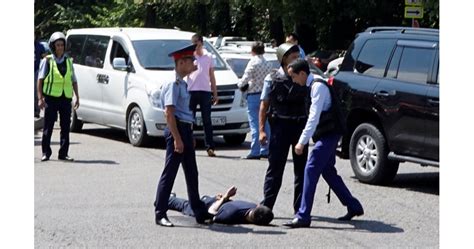 Нападение в Казахстан Цивилен и 3 ма полицаи убити 7 ранени