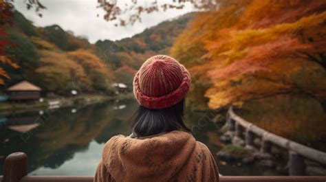 일본의 가을 강을 바라보는 여자 아름다운 가을 풍경을 바라보는 여성의 뒷모습 고화질 사진 사진 물 배경 일러스트 및 사진 무료 다운로드 Pngtree